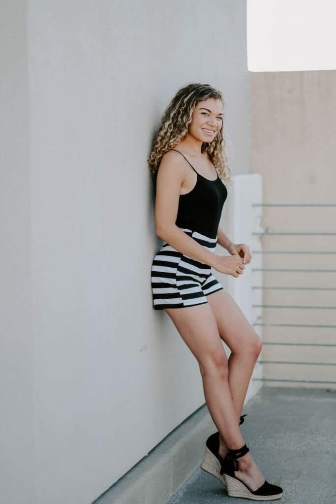12 Posing Tips to Make You Look Thinner in Pictures (With Examples ...